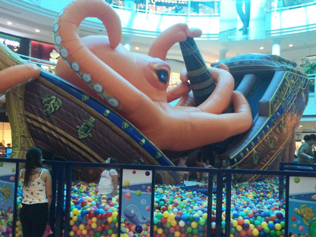 Indoor Pirate ship giant octopus inflatable water park with pit balls ...