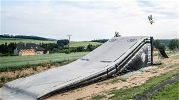 Custom Outdoor Big Inflatable Jump Airbag With Ramp For Skiing Or Bmx ...